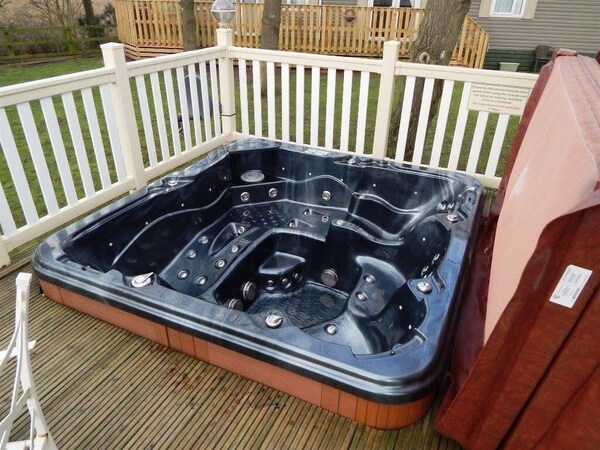 Pet Friendly Cosy Accommodation With Private Hot Tub 9 Miles From York Centre - Yorkshire