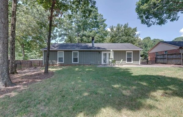 Cozy 3-bedroom Ranch Retreat With 2 Baths, Wifi, Garage, And Fenced Backyard - Greer, SC