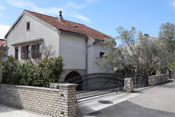 Elegant Apartment Iva With Private Garden  Pet-friendly, Close To Dog Beach - Krk