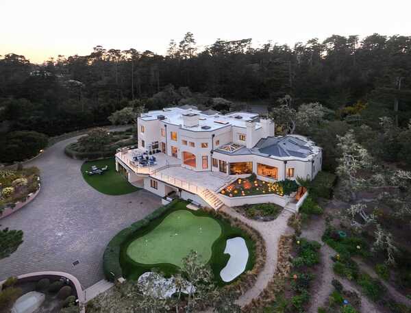 Luxurious Pebble Beach Retreat With Gym, Golf Simulator & Putting Green! - Monterey, CA
