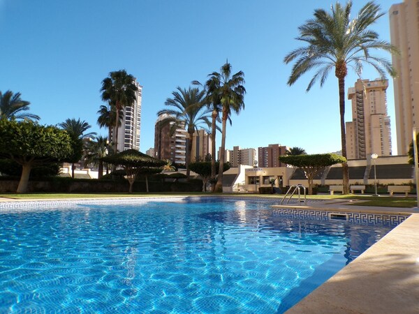 Apartamento De Dos Dormitorios Con Piscina - Benidorm
