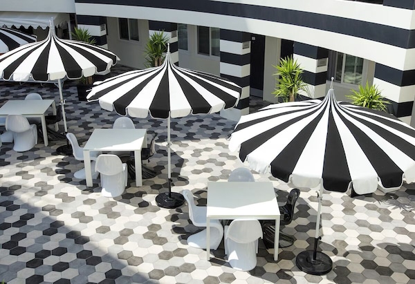 Cozy Boutique Room Ideal For Couple Stay: Open-air Courtyard For Peaceful Stay - Los Angeles, CA