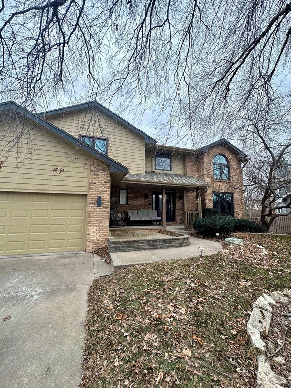 Spacious 4-bed Family Home With Park Views - Bennington, NE