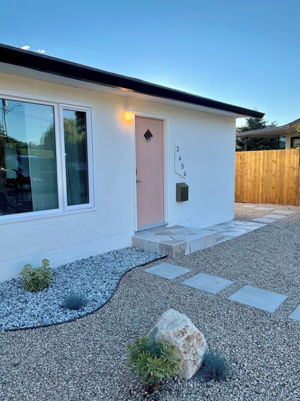 Gyro Beach Home, Okanagan Lake, Hot Tub, Fire Pit, Outdoor Shower. 3 Bedrooms. - Kelowna
