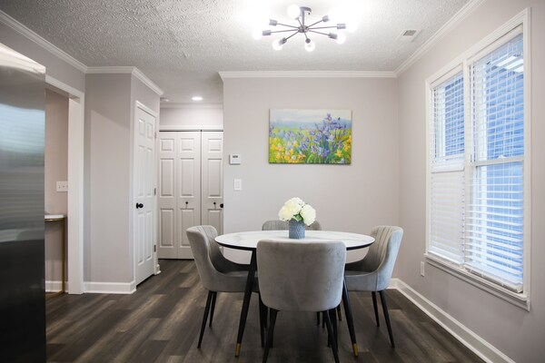 Relax In Style:3br, 2.5bath King Bed & Modern Design - Fayetteville, NC