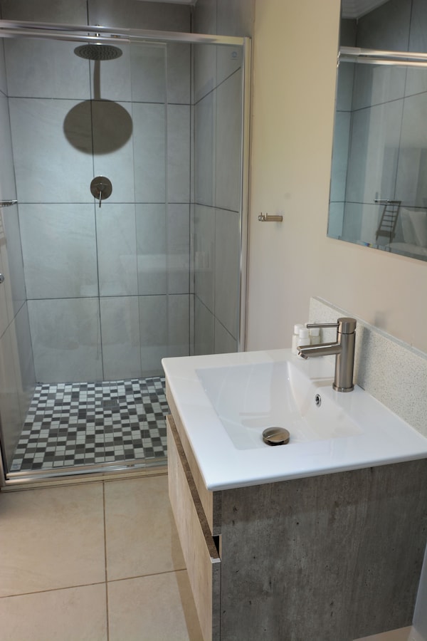Charming 2-bedroom Lodge In Peaceful Krugersdorp With Wifi - Randfontein