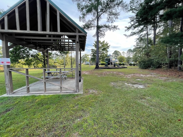 Charming 3-bedroom. Trail & Lake Access. Minutes From Ft. Jackson And Downtown. - 컬럼비아