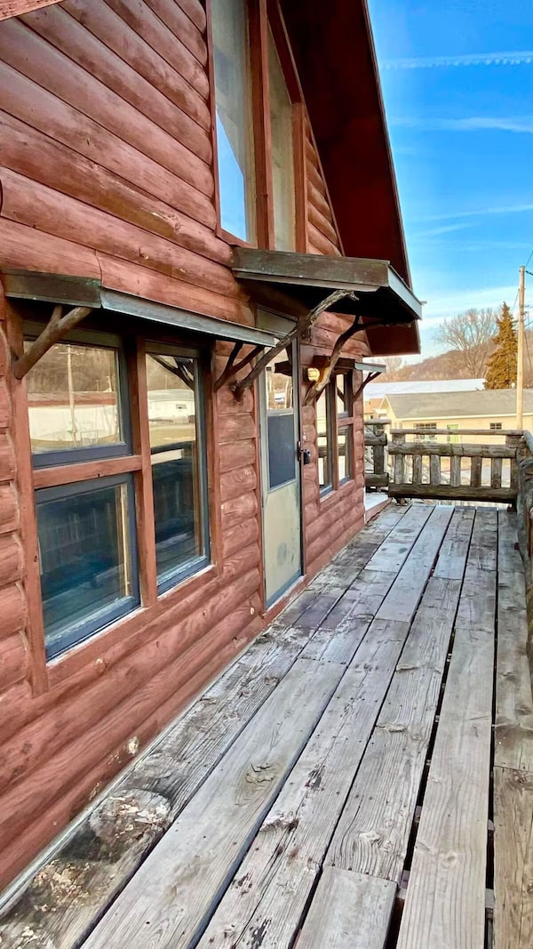 Penthouse Cabin Boho Loft, 3 Balconies & Jetted Jacuzzi Tub W/ Sunset View! - Saint Joseph, MO