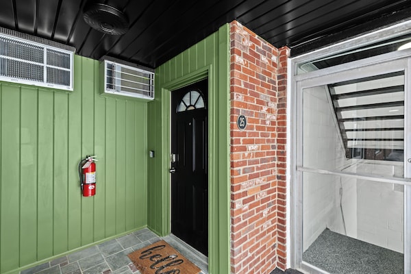 Stylish 1br Upper Flat In The Heart Of Royal Oak - Beverly Hills, MI