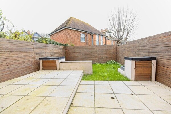 Luxury 5-bed Family Home | Private 2-car Parking - Dover