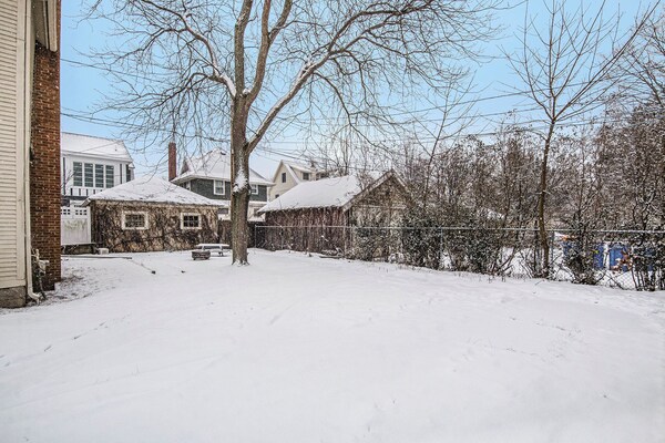 Spacious-2-br Duplex W/ Modern Kitchen And Cozy Outdoor Spaces-grand Rapids Gem - Grand Rapids, MI