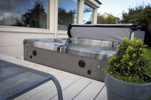Spacious 6-bedroom House With Hot Tub - Sleep 14 - Waterford