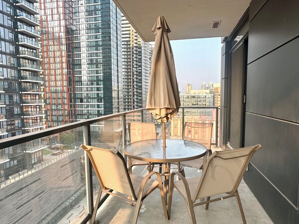 *Cozy Condo/king Bed/pool/gym/cityviews/walkscore 91 - Calgary