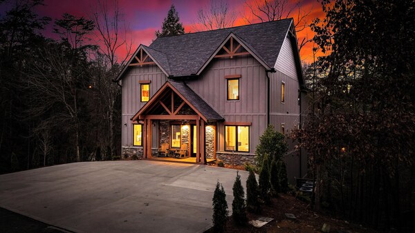 New/sleeps 26! Heated Pool/hottub/games/5 Min Pkwy - Pigeon Forge, TN