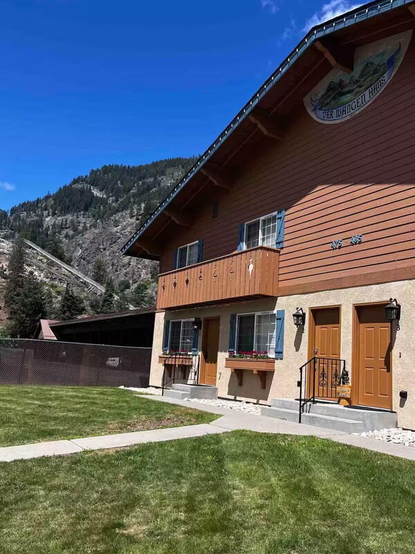 Luxe Bavarian Retreat: In Town W/hot Tub! - Leavenworth, WA