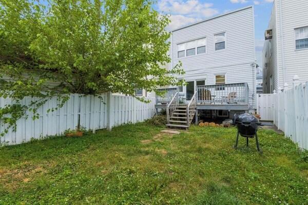 Free Parking, Safe Area -Close To Nyc And Newark Airport,  2-bedroom Apartment. - Bayonne