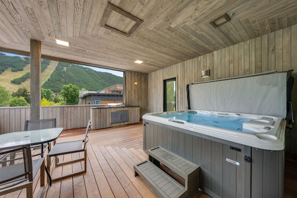 Elite Jackson Getaway | Apres-ski Lounge W/ Fireplace, Mtn Views & Hot Tub - Jackson, WY
