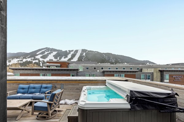 Elegant Jackson Getaway | Luxe Hot Tub & Fireplace Near Skiing & Fine Dining - Jackson, WY