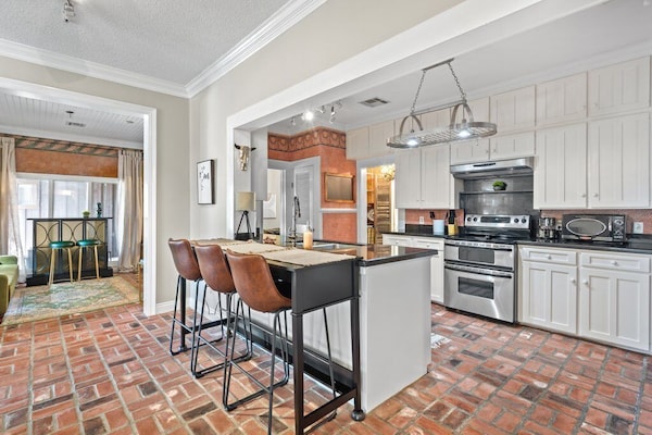 Cozy Farmhouse Right Outside The City. Perfect For A Getaway With Big Groups. - Lake Charles, LA