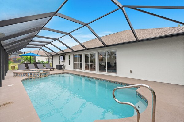 Waterfront Paradise! 3 Bedroom Canal Front Retreat With Dock In Sunny Sw Cape! - Cape Coral, FL