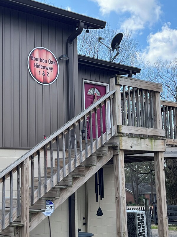 Bourbon Oak Hideaway 2 Offers A 2 Bed 2.5 Bath Apartment In Historic Bardstown. - Bardstown, KY