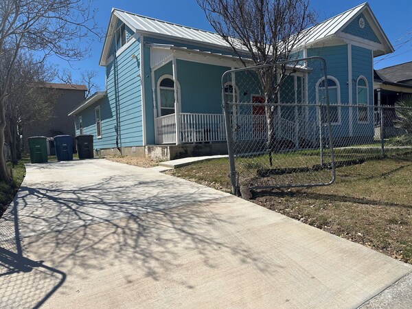 The Azure Charm  Amazing 3br 2ba Home By The Pearl, Downtown & Frost Bank Centr - AT&T Center
