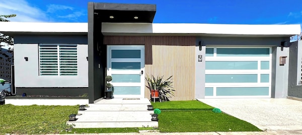 Skip Stress Be @ 4 Min Airport & Beach .Huge Home Solar Panels & Jacuzzi & Pool - 푸에르토리코