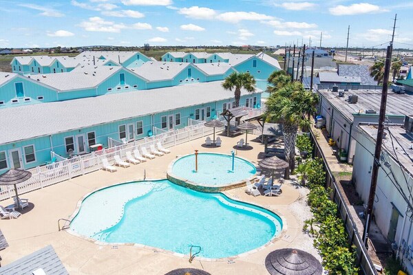 5 Bedroom, Heated Pool, Pet-friendly, King Bed,near The Beach,  Patio, Gas Grill - Corpus Christi, TX
