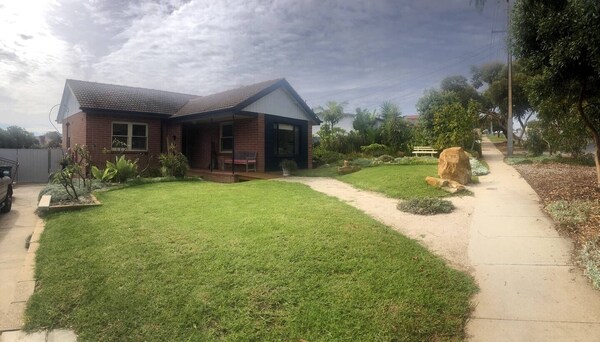 A Relaxed Coastal Home. Pet-friendly! - The Arts Centre, Port Noarlunga