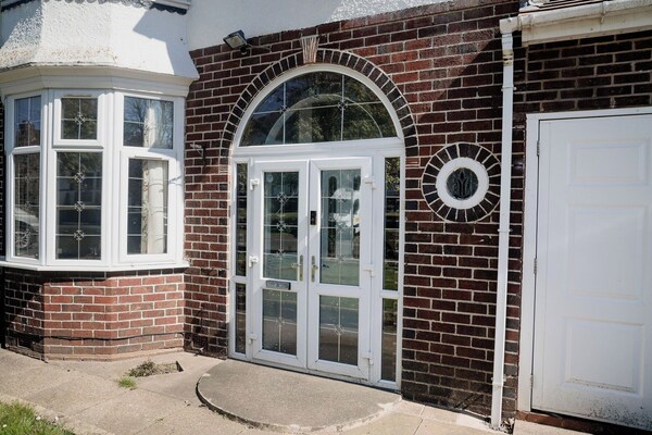 6-bed House - Sleeps 13 - Families & Contractors - Wolverhampton