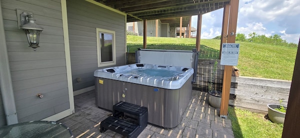 At The Top- Beautiful 4 Bedroom Townhouse With Hot Tub, Games And Lake Views! - Deep Creek Lake, MD