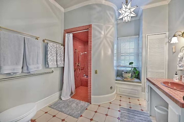 Charming Wine Country Carriage House  2br/2ba Near Jacksonville Peaceful Retreat In The Heart Of Southern Oregon Wine Country. Private, Comfy, And Perfect For Couples Or Friends. Close To Wineries, Trails & Historic Jacksonville. - Jacksonville, OR
