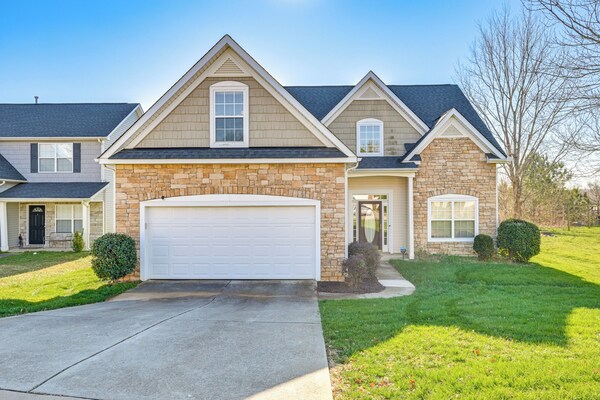 6 Mi To Charlotte Motor Speedway: Home W/ Fire Pit - Concord