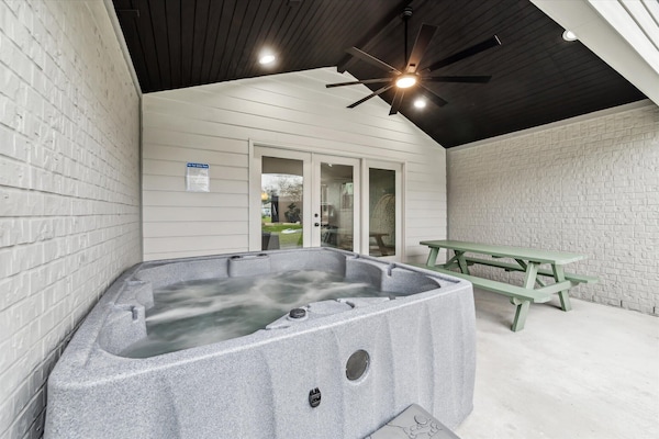 Luxury 4bd 2ba W Hot-tub & Cinema Room - 14 Guest - Pearland, TX