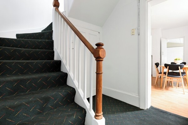 Charming Townhouse Steps Away From Shops - Riverside