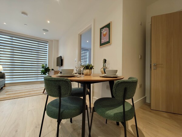 Chic & Cozy Chertsey Flat With Free Parking & Wifi - Woking