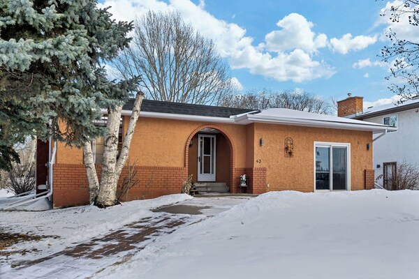 Georgia - 3 Br Bungalow W/ Deck, Bbq & Near Mall - Edmonton