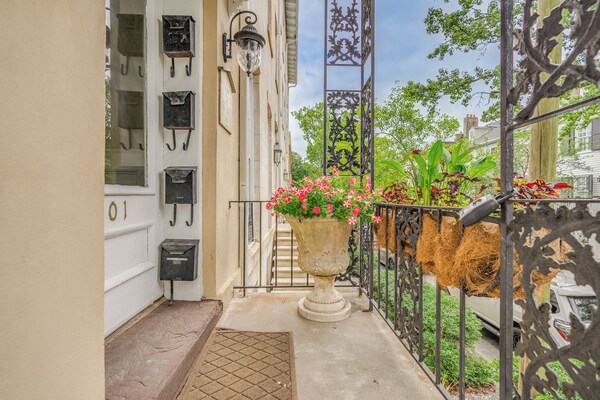 Historic Savannah Getaway: King Bed, Wi-fi, Walk To Top Spots - Savannah, GA