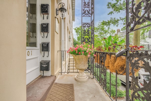 Historic Savannah Getaway: King Bed, Wi-fi, Walk To Top Spots - Savannah, GA