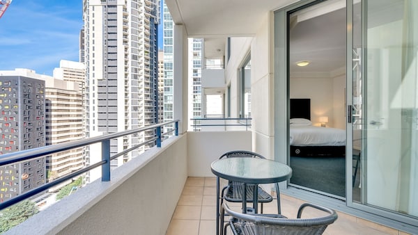 Modern 1-bed City Apartment Pool, Gym & Sauna - Spring Hill