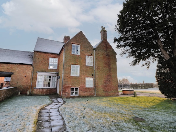 Dunnimere Farmhouse, Pet Friendly, With Hot Tub In Tamworth - Warwickshire