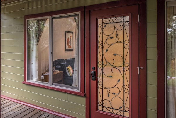 3767b International Art House - Cozy Guest Suite - Monterey, CA
