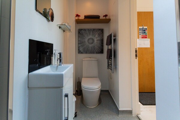 2 Domus House Studio -  A Studio That Sleeps 2 Guests  In 1 Bedroom - Chester, UK