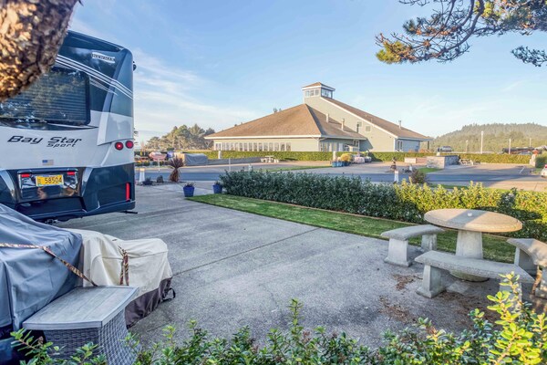 Dog Friendly, Available With 50amp, 30amp, Water And Sewer Hook Up's, Wifi - Newport, OR