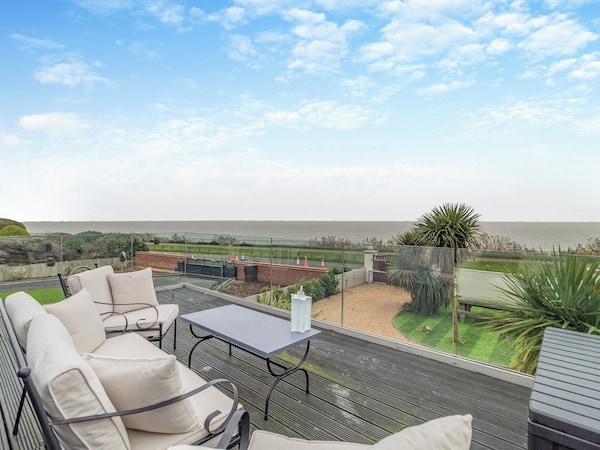 Beautiful Beach Front Property Close To Amenities. - Walton-on-the-Naze