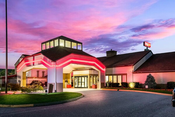 Relaxing Couple Room In Knoxville | Free Hot Breakfast Daily - Melton Hill Lake, TN