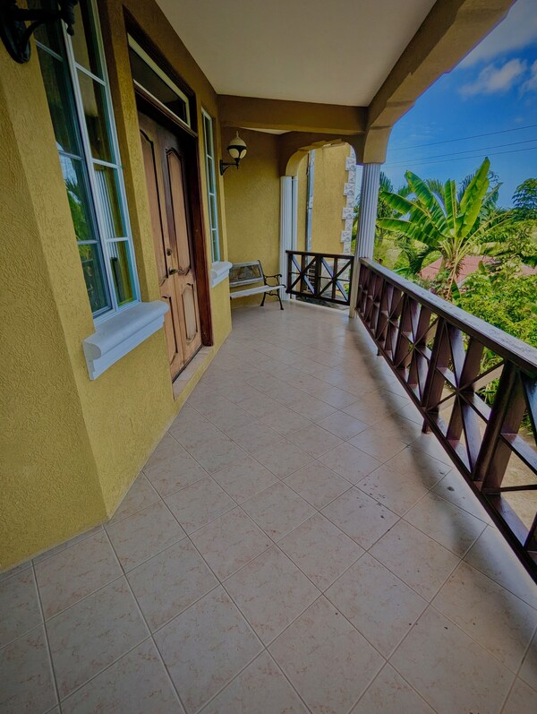 Spacious 1-bedroom Apartment #1 | 5 Minutes To Sgu - グレナダ
