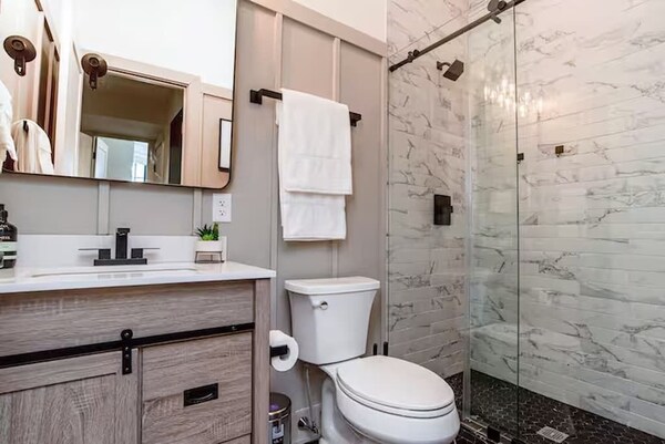 Luxe Sun Drenched 2 Bd, Steps To Brown And Wayland - Providence, RI