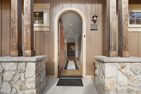 Vineyard Vista- Lakeview Cottage, Pool, Beach, Golf Cart! - Osoyoos