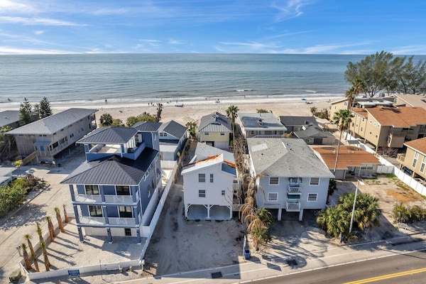 Cozy 3 Bedroom Cottage On The Sand Just Steps To The Water! - Clearwater, FL